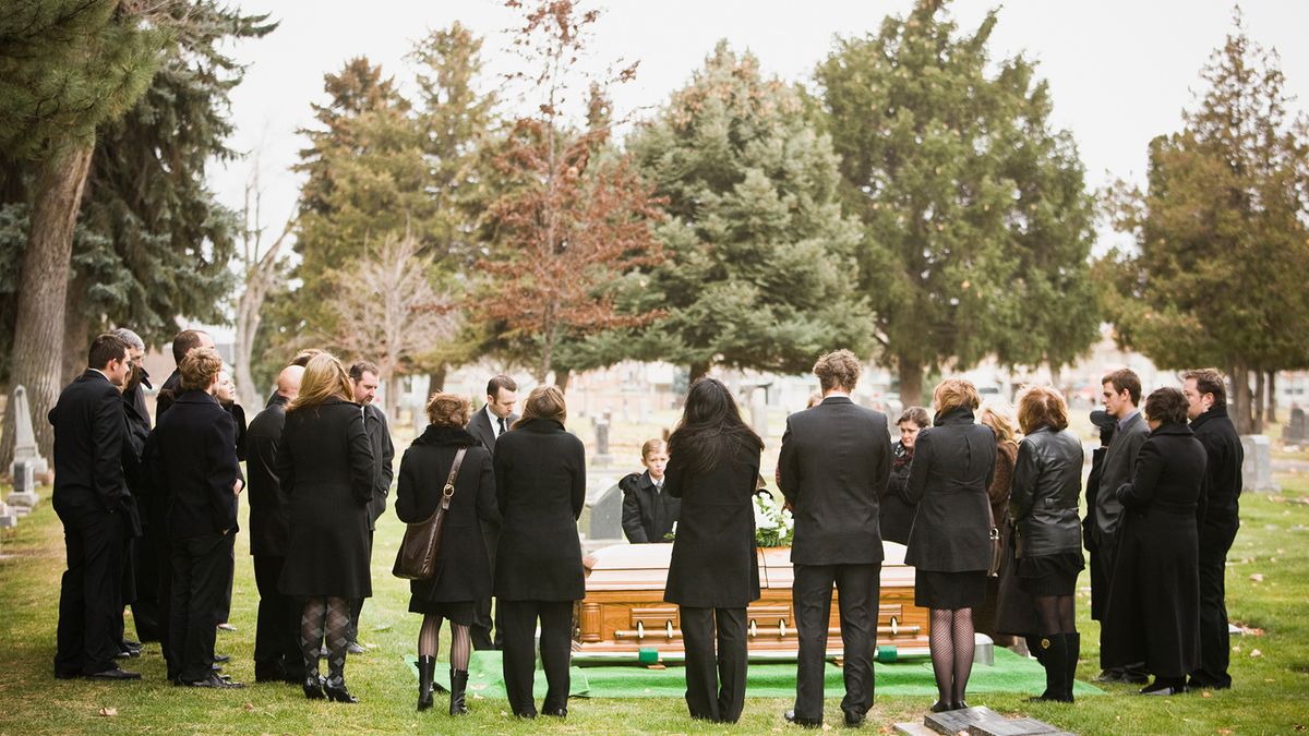 Honoring Mothers: Crafting a Meaningful Memorial Tribute