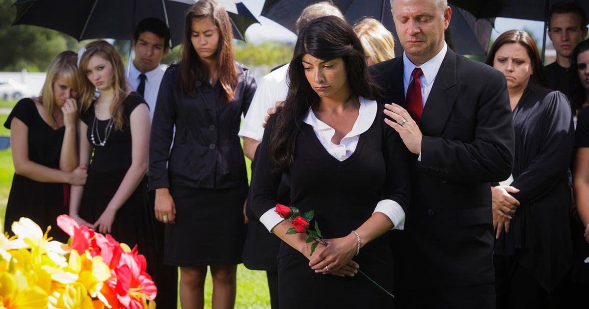 Selecting the Right Funeral Celebrant: A Guide to Personalized Services