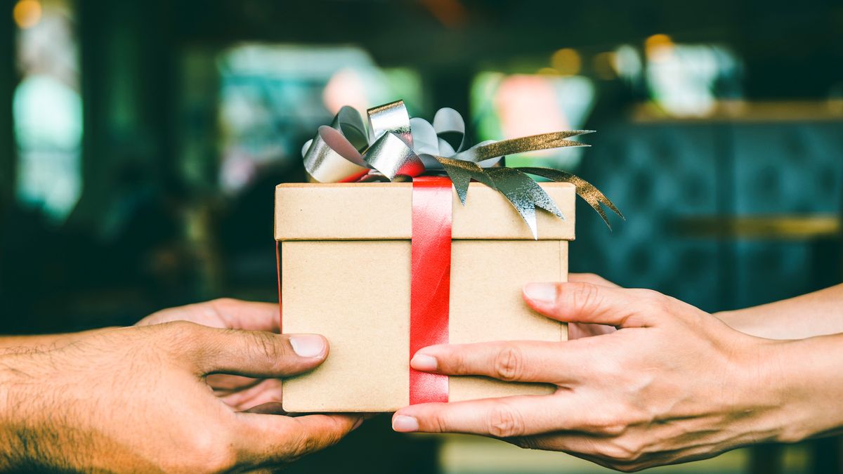 54 Powerful Quotes About Giving to Inspire You