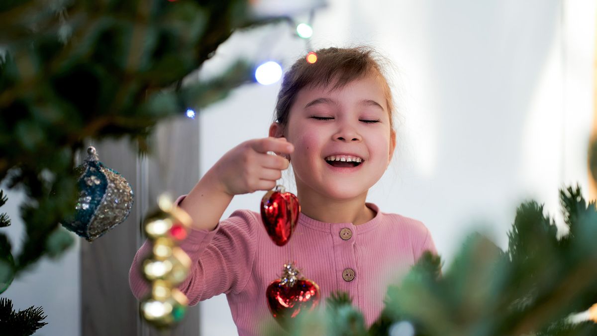 Ultimate Christmas Scavenger Hunt: Printable Clues & Checklist